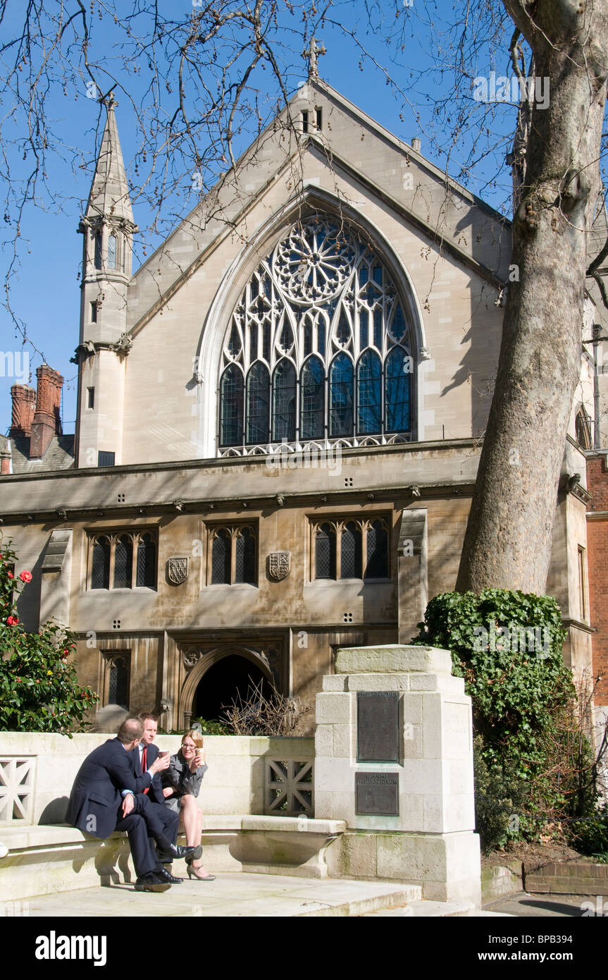 UK Barristers outside the Law offices at the New Square at Lincolns Inn ...
