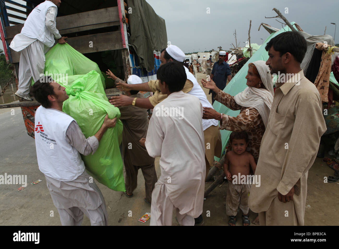 Flood victims in Pakistan receive aid from MSF Stock Photo - Alamy