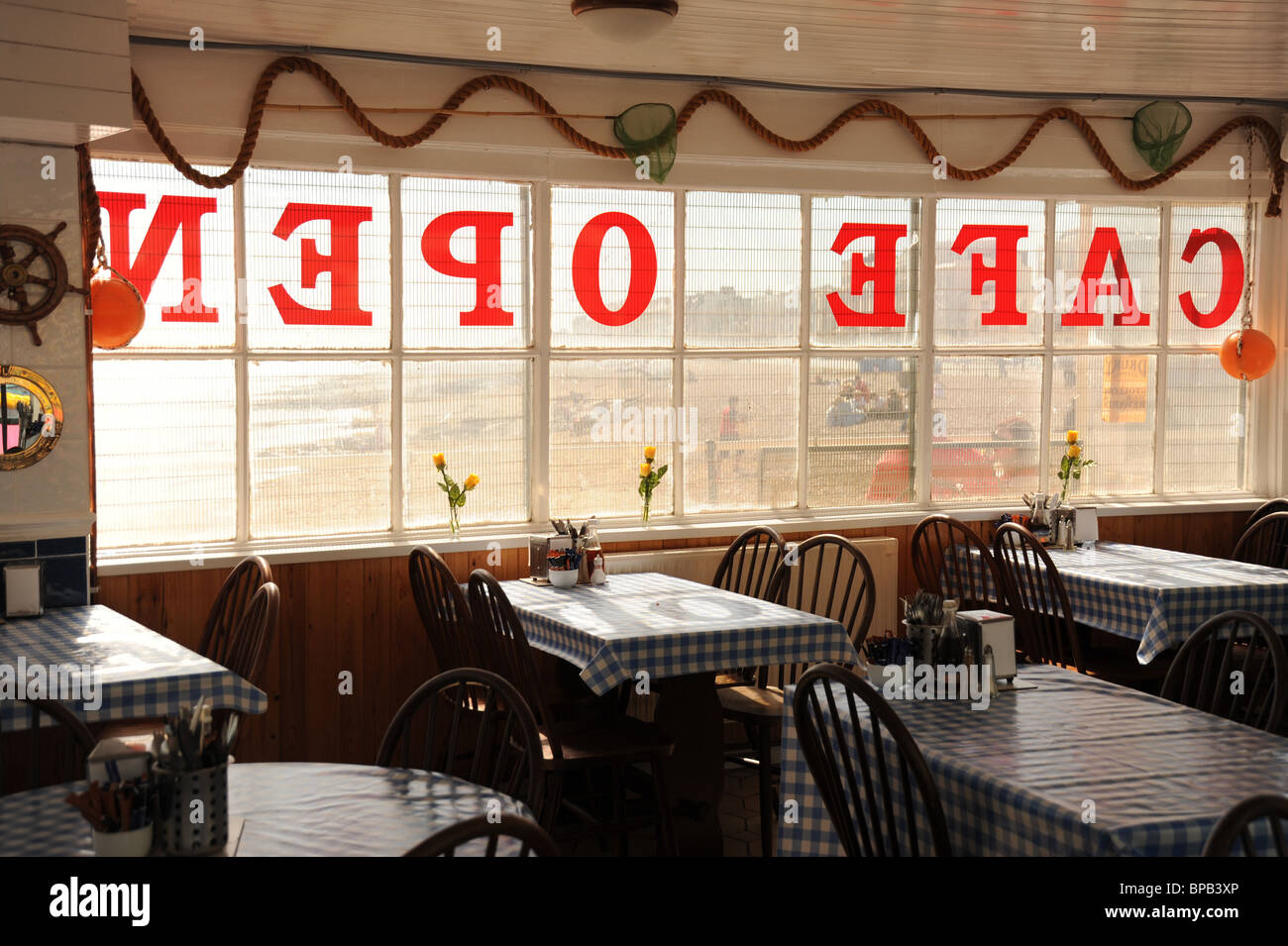 Seaside restaurant hi-res stock photography and images - Alamy