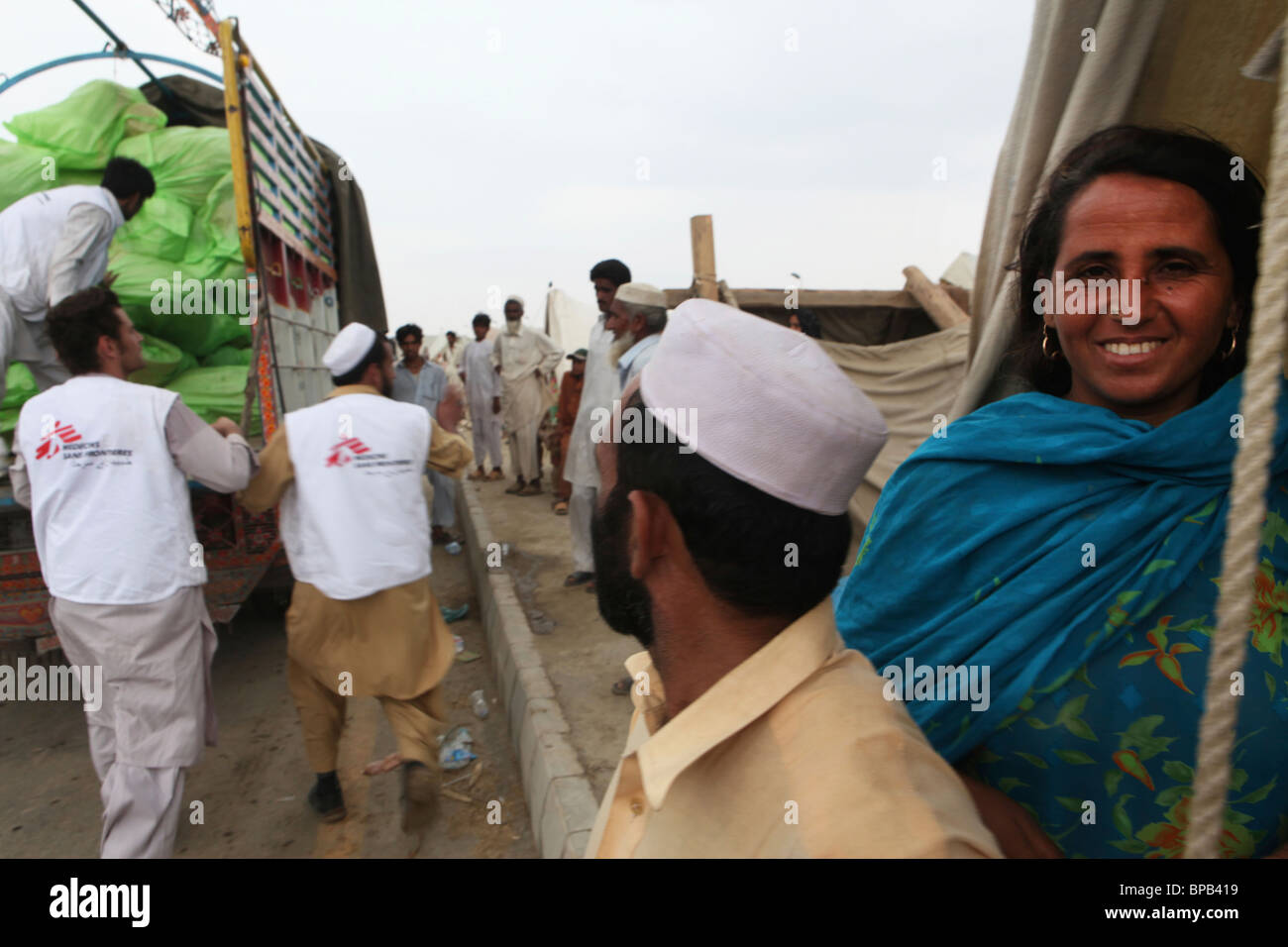 Flood victims in Pakistan receive aid from MSF Stock Photo - Alamy