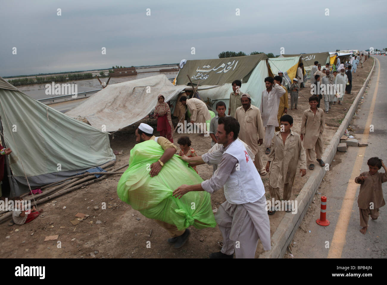 Flood victims in Pakistan receive aid from MSF Stock Photo - Alamy
