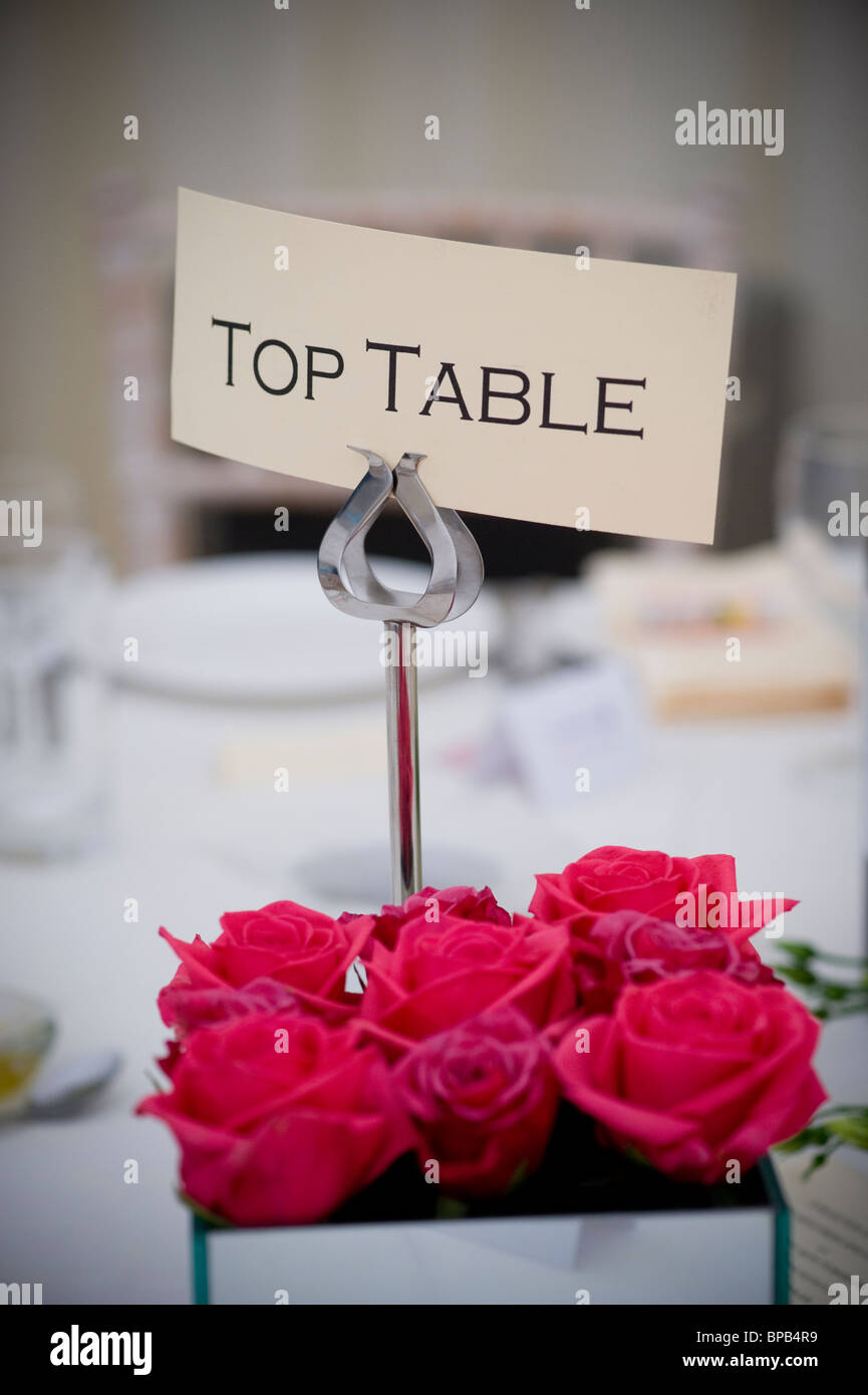 Top Table sign with red roses at wedding reception. UK Stock Photo - Alamy