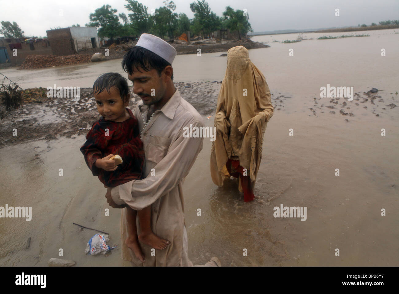 Flood victims in Pakistan receive aid from MSF Stock Photo - Alamy