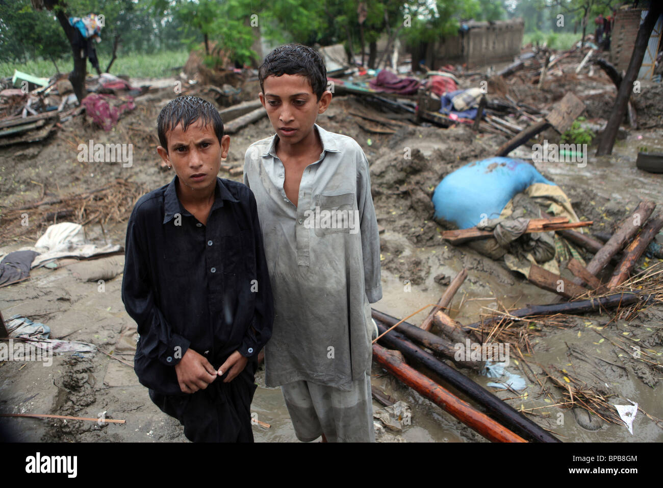 Flood victims in Pakistan receive aid from MSF Stock Photo - Alamy