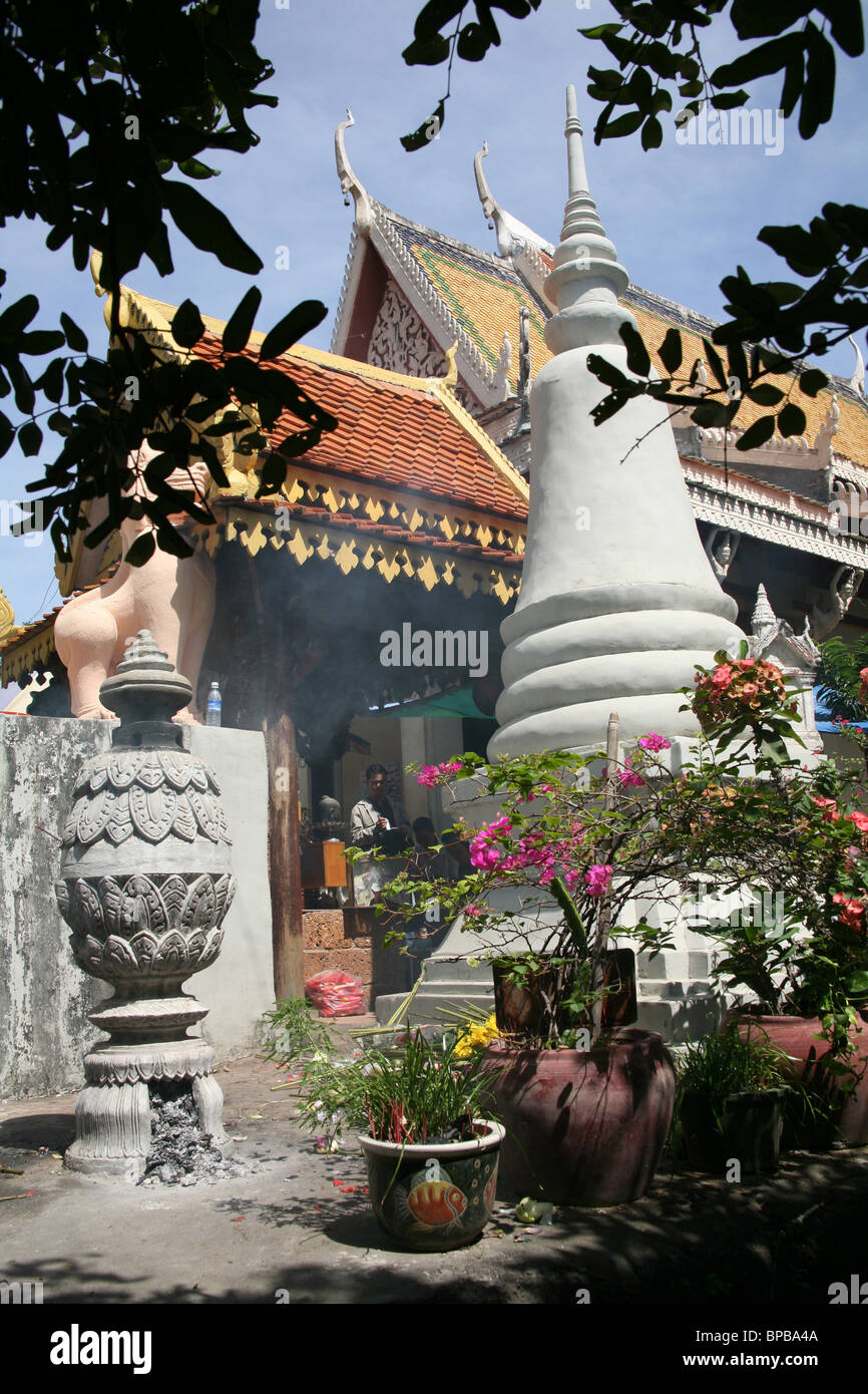 Wat Phnom in Phnom Penh, Cambodia Stock Photo - Alamy
