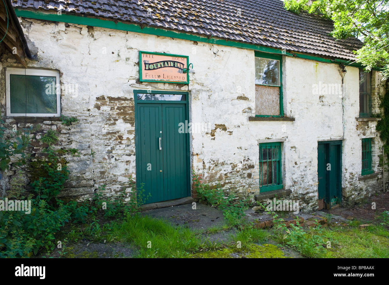 Closed down country pub hi-res stock photography and images - Alamy