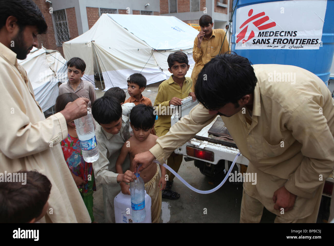 Flood victims in Pakistan receive aid from MSF Stock Photo - Alamy