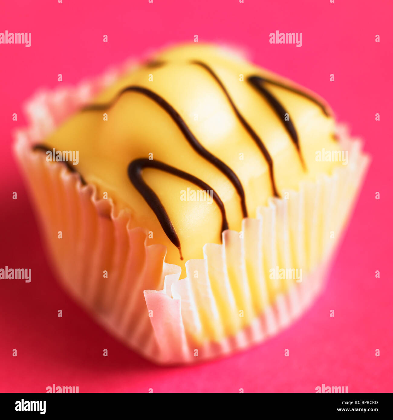 Yellow fondant fancy on pink hi-res stock photography and images - Alamy