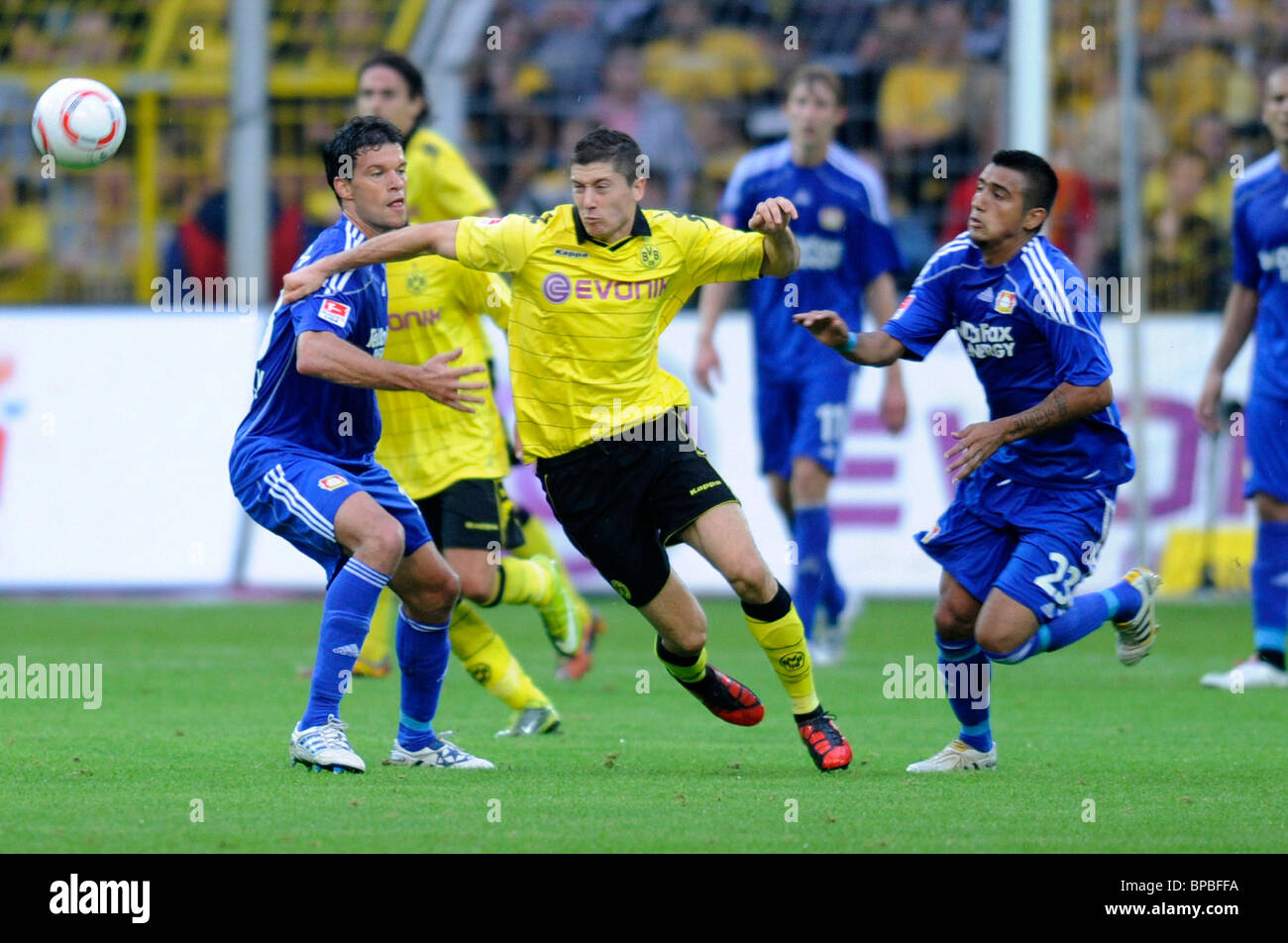Robert Lewandowski vs Arturo Vidal (right) and Michael Ballack (left ...