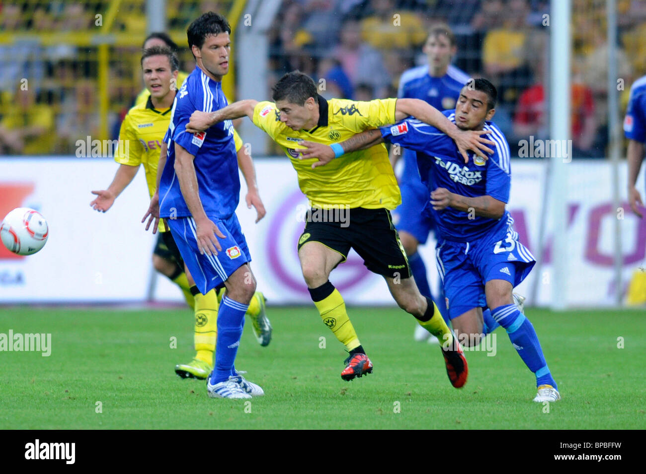 Robert Lewandowski vs Arturo Vidal (right) and Michael Ballack (left ...