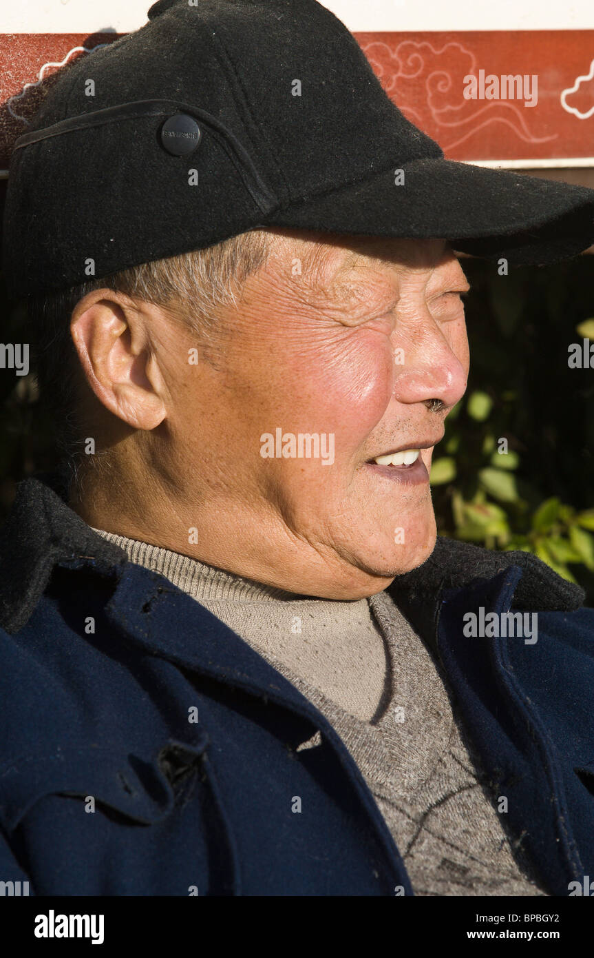 Chinese man buddhist temple hi-res stock photography and images - Alamy