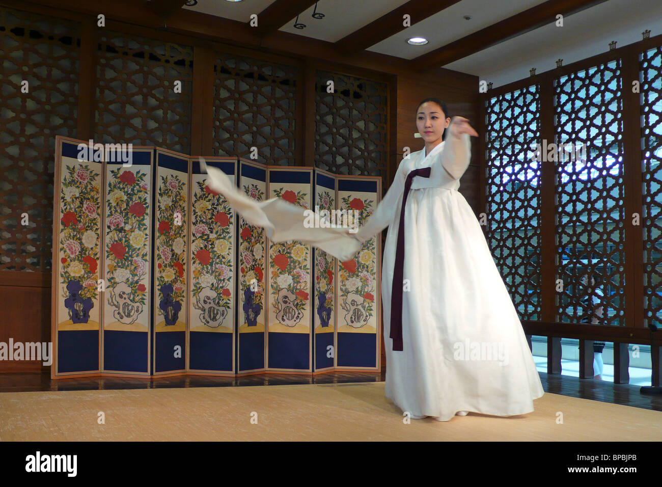 Traditional dance seoul south korea hi-res stock photography and images ...