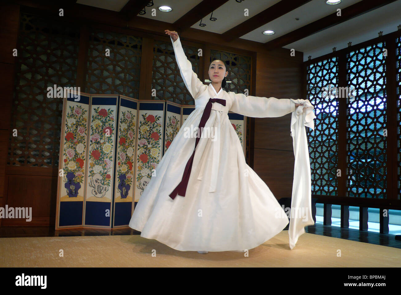 Traditional dance seoul south korea hi-res stock photography and images ...