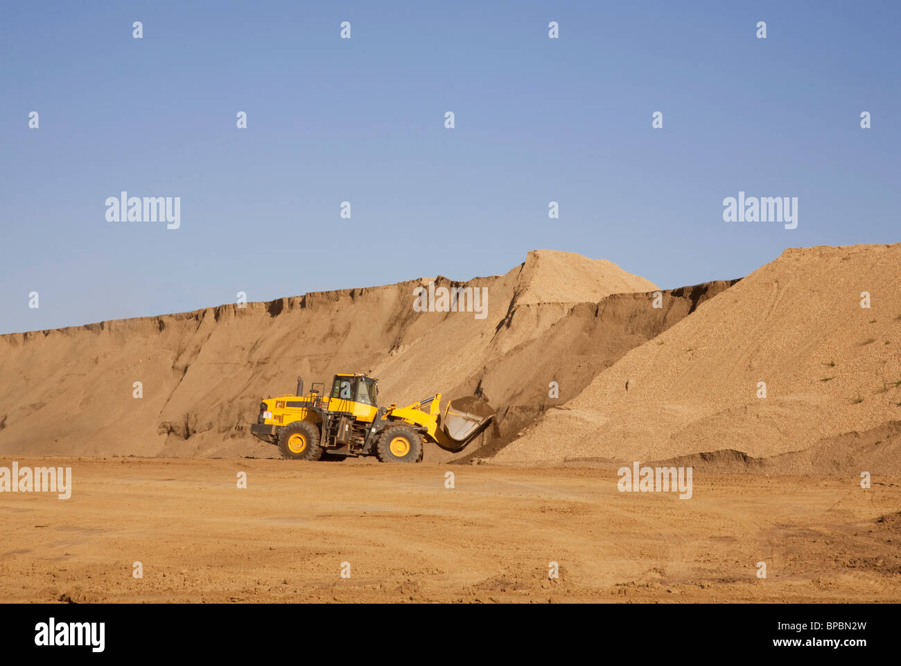 Front end loader earth moving equipment hi-res stock photography and ...