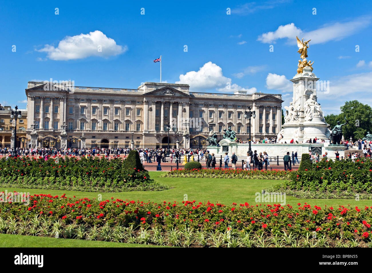 Buckingham palace exterior hi-res stock photography and images - Alamy