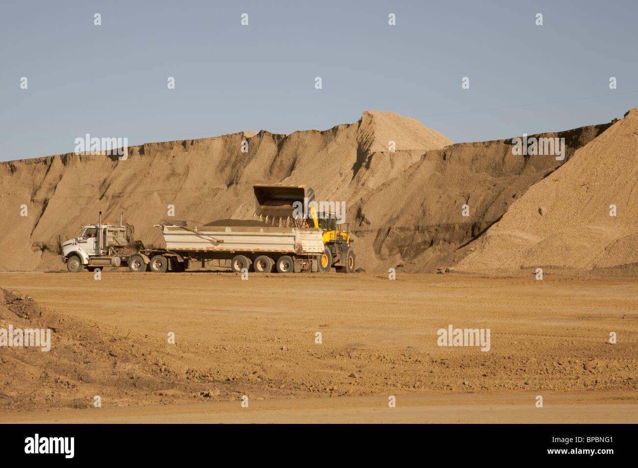 Front end loader earth moving equipment hi-res stock photography and ...