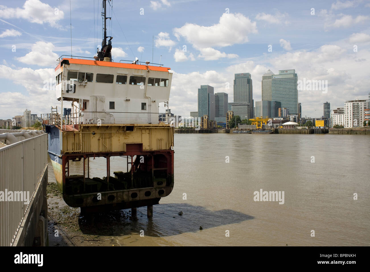 Richard wilson sculpture thames hi-res stock photography and images - Alamy