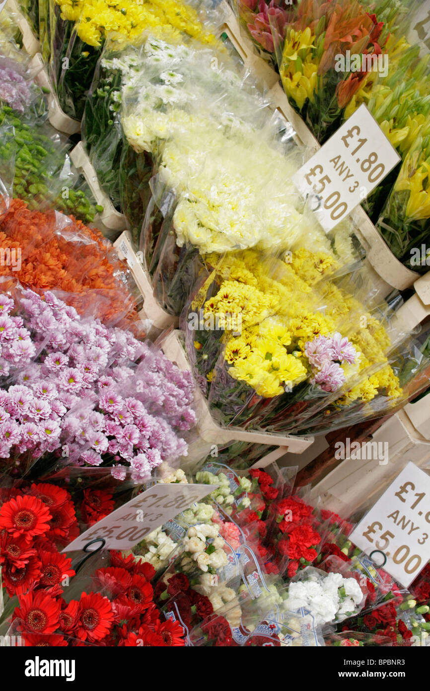 Market stall flowers hi-res stock photography and images - Alamy
