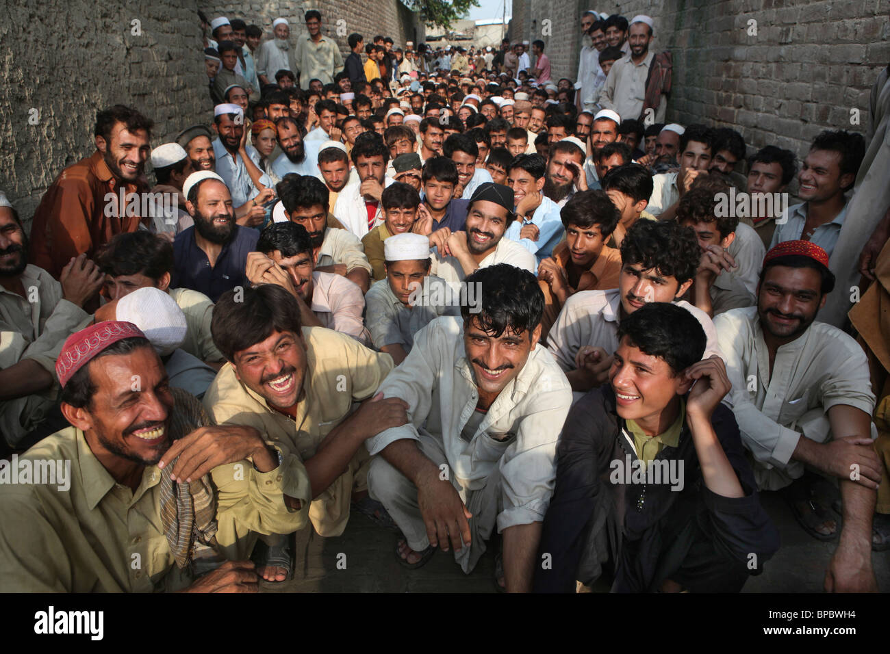 Flood victims in Pakistan receive aid from MSF Stock Photo - Alamy