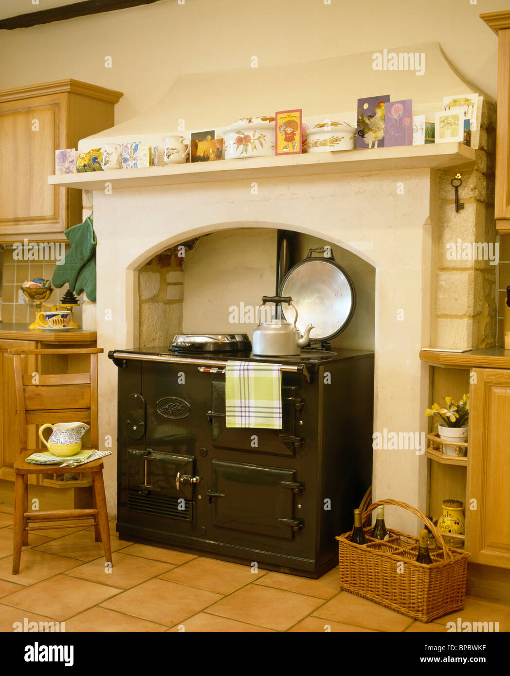 Interiors kitchen aga traditional hi-res stock photography and images ...