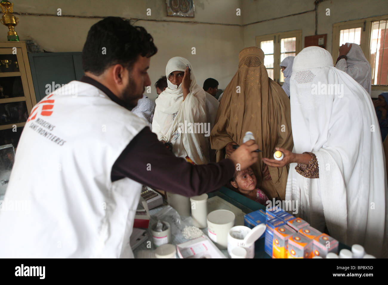 Flood victims in Pakistan receive aid from MSF Stock Photo - Alamy