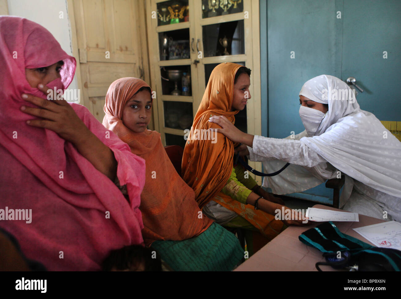 Flood victims in Pakistan receive aid from MSF Stock Photo - Alamy