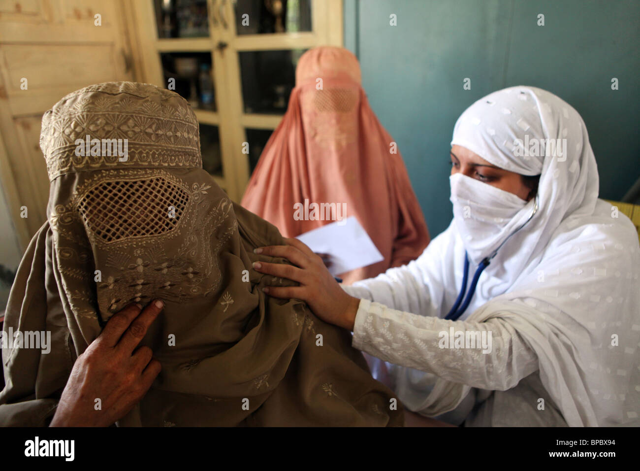 Flood victims in Pakistan receive aid from MSF Stock Photo - Alamy