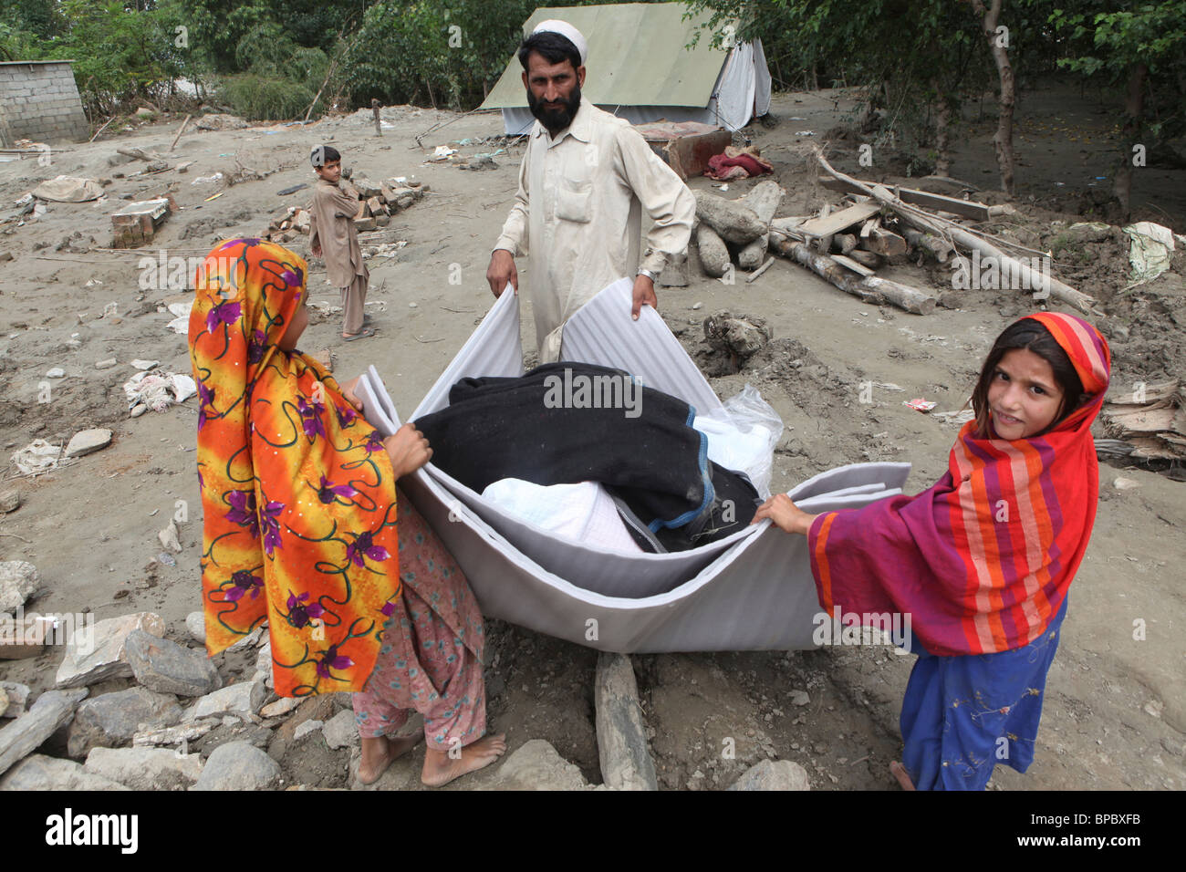 Flood victims in Pakistan receive aid from MSF Stock Photo - Alamy