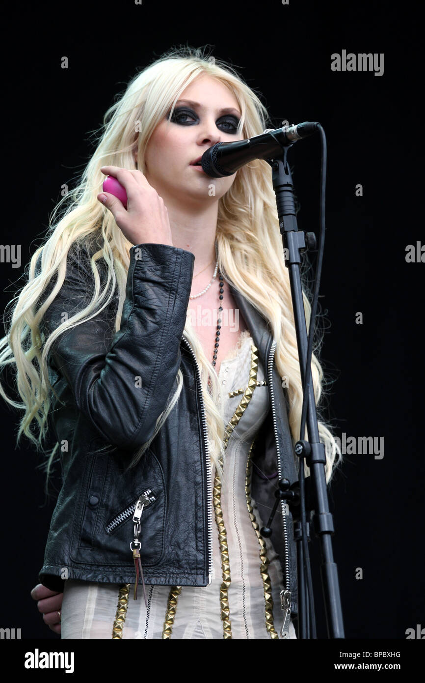 TAYLOR MONSEM OF PRETTY RECKLESS AT THE V FESTIVAL AT HYLANDS PARK ...