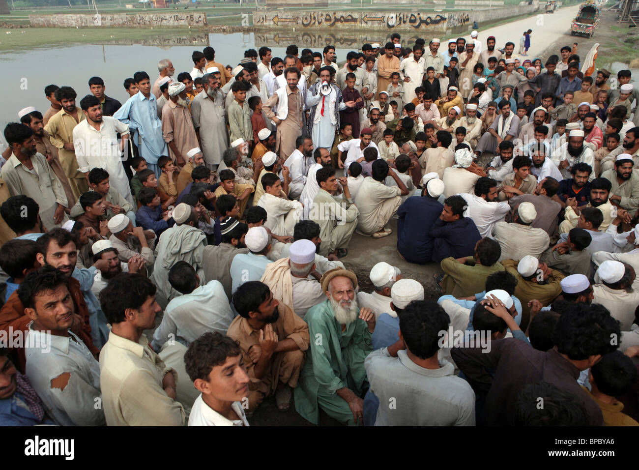 Flood victims in Pakistan receive aid from MSF Stock Photo - Alamy