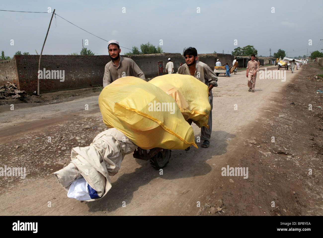 Flood victims in Pakistan receive aid from MSF Stock Photo - Alamy