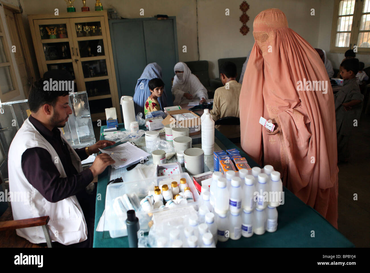 Flood victims in Pakistan receive aid from MSF Stock Photo - Alamy