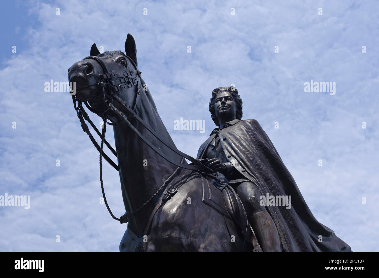 Queen elizabeth statue canada hi-res stock photography and images - Alamy