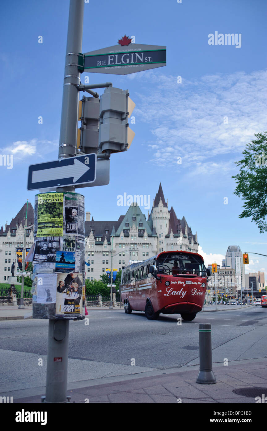 Tourist bus on Elgin Street and Confederation Square, Chateau Laurier ...