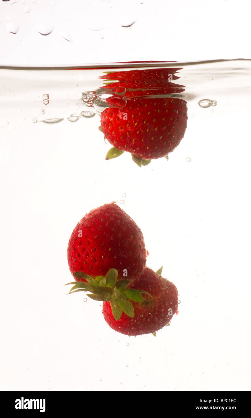 Fruits strawberry water splash hi-res stock photography and images - Alamy