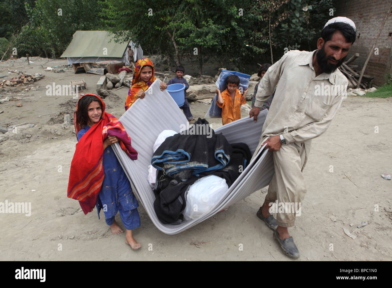 Flood victims in Pakistan receive aid from MSF Stock Photo - Alamy