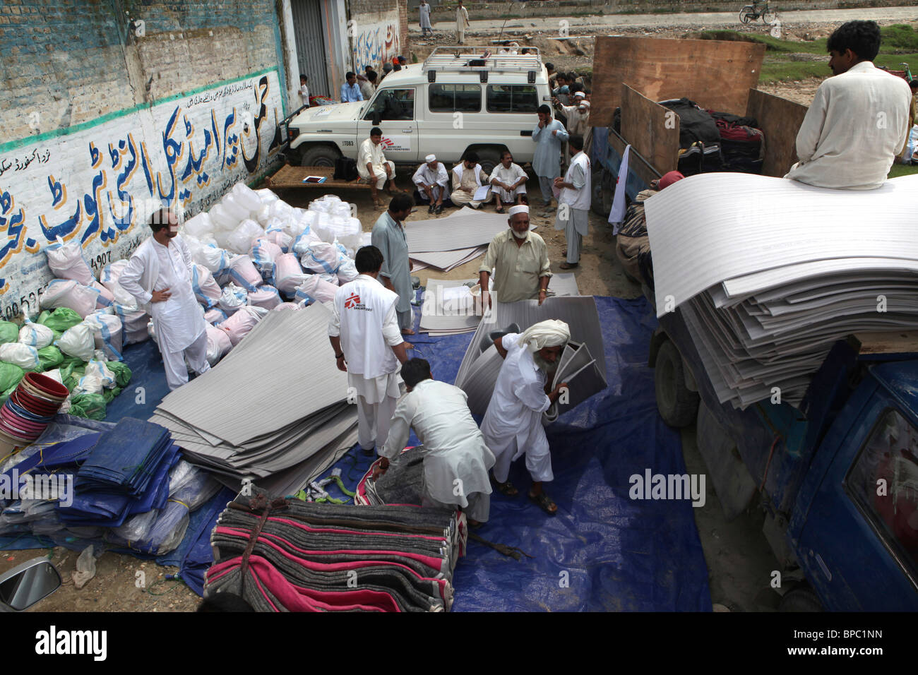 Flood victims in Pakistan receive aid from MSF Stock Photo - Alamy