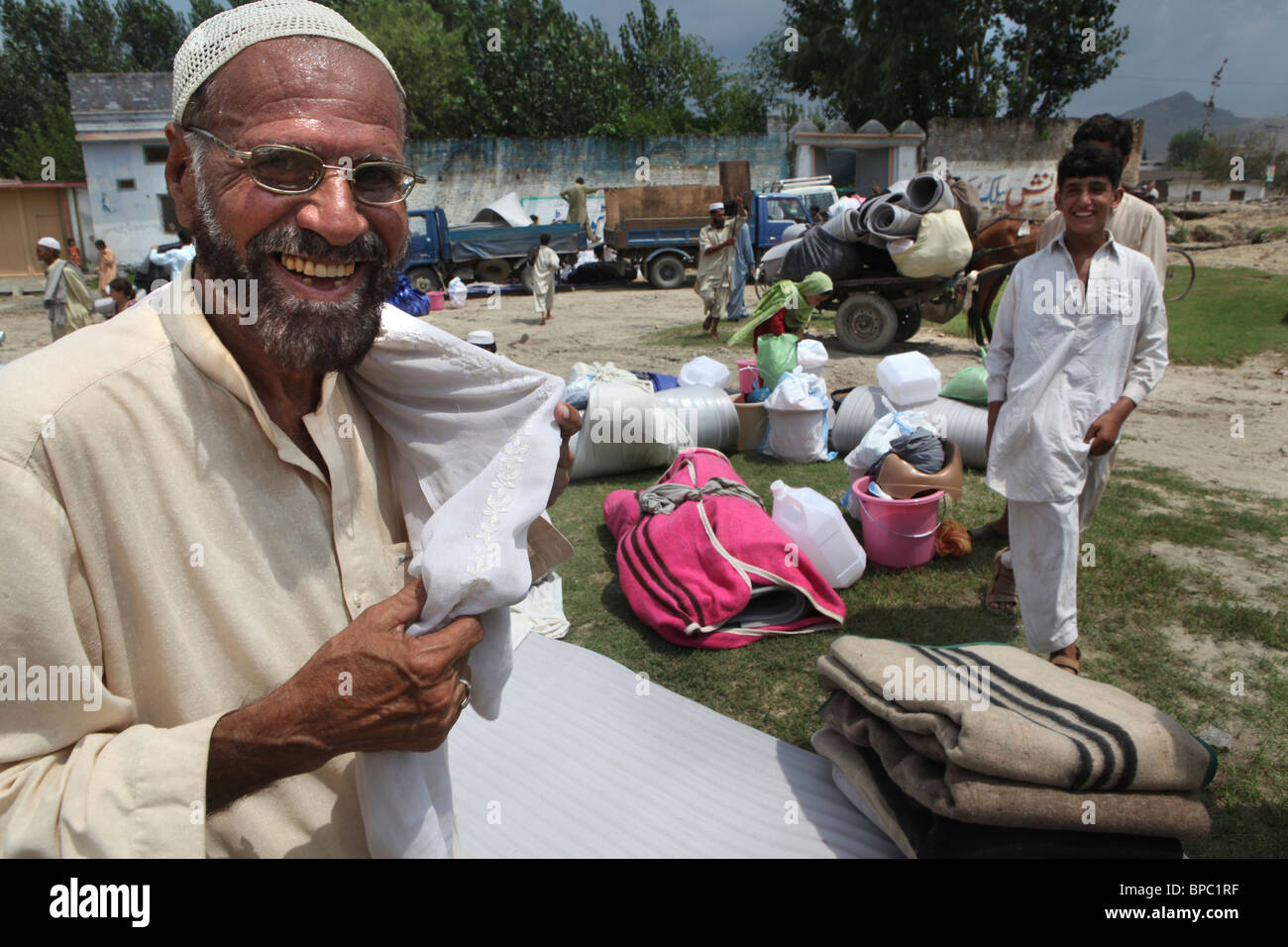 Flood victims in Pakistan receive aid from MSF Stock Photo - Alamy