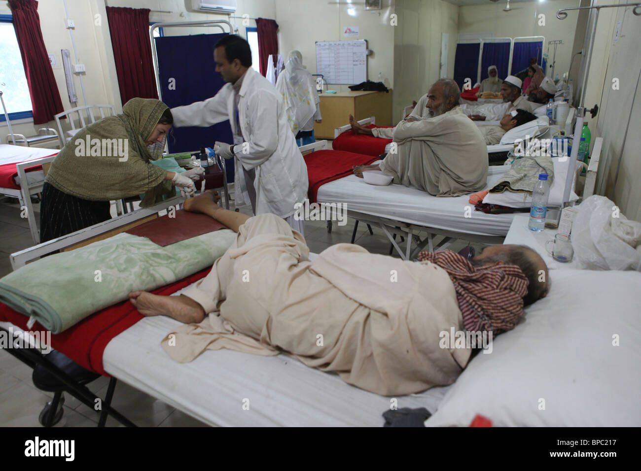 Flood victims in Pakistan receive aid from MSF Stock Photo - Alamy