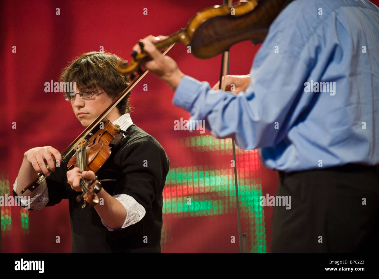 Group violinists on stage hi-res stock photography and images - Alamy