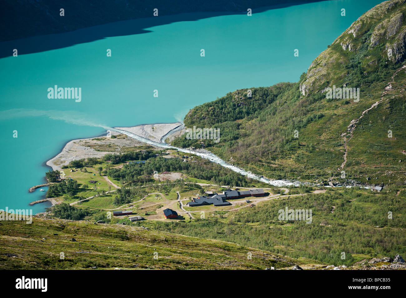 Memurubu DNT mountain hut on shore of lake Gjende, Jotunheimen national ...