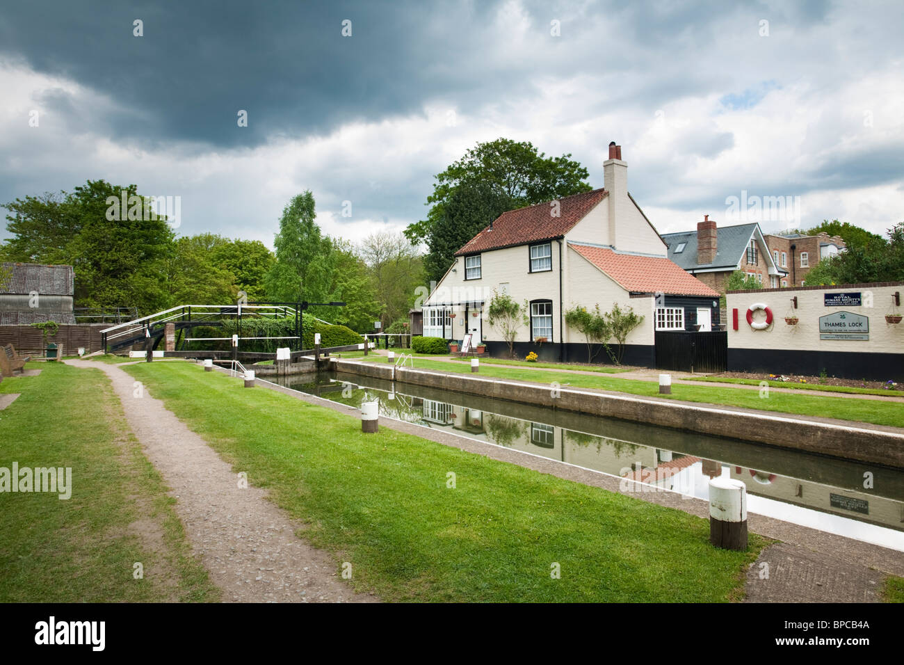 Thames Lock on the Wey Navigation Canal, Weybridge, Surrey, Uk Stock ...
