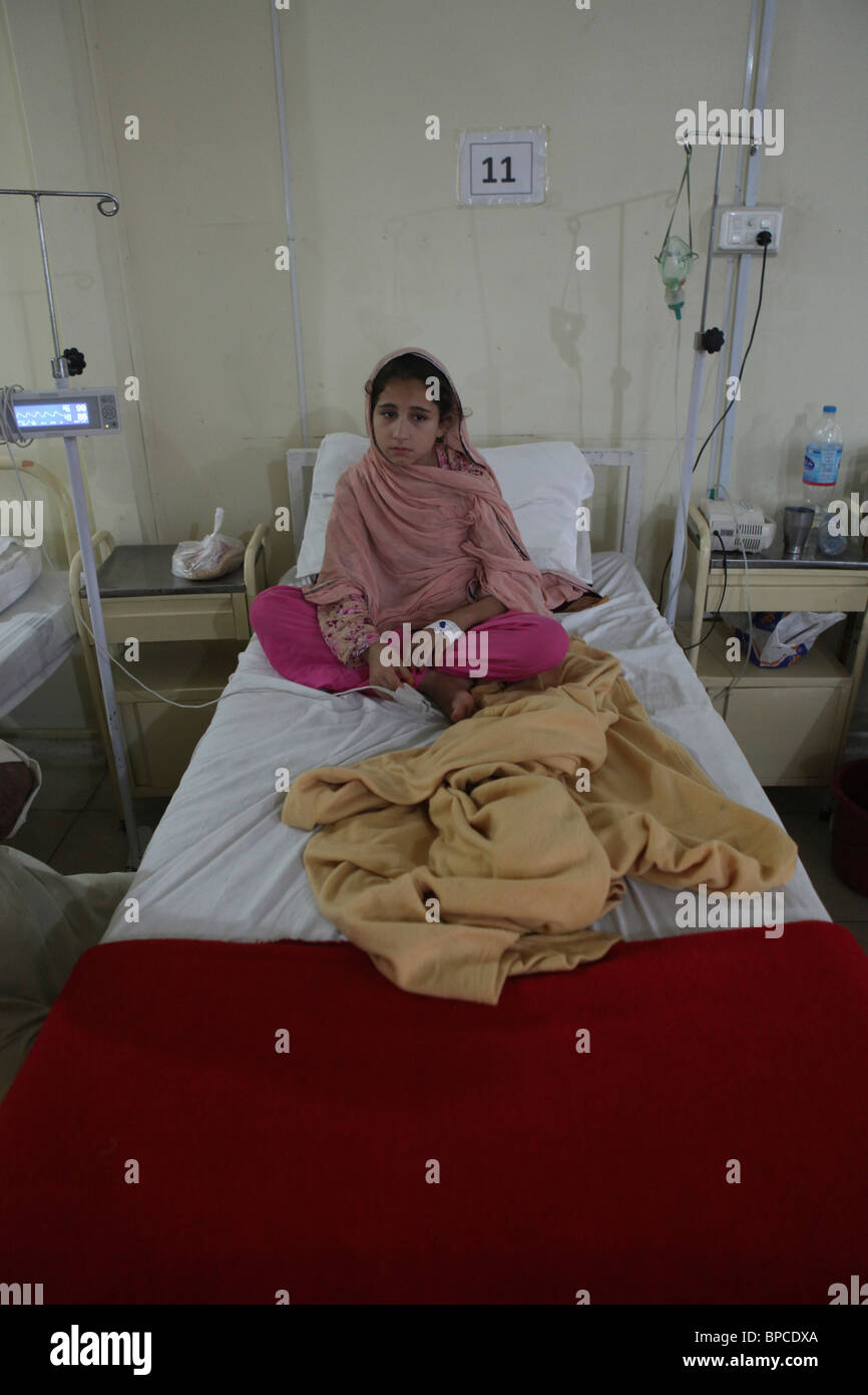 Flood victims in Pakistan receive aid from MSF Stock Photo - Alamy