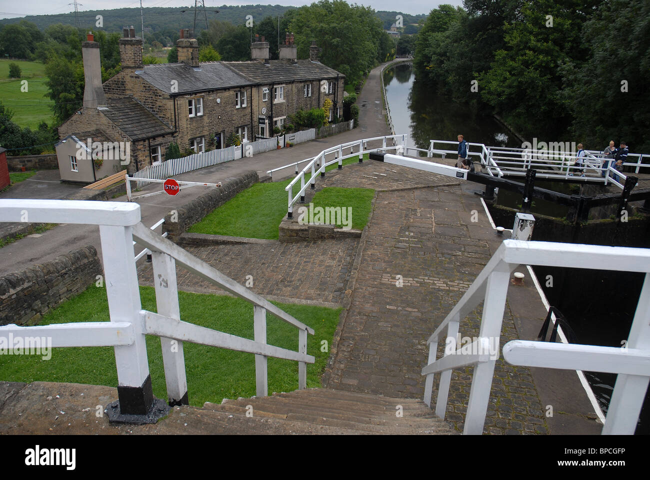 Lock on leeds liverpool canal hi-res stock photography and images - Alamy