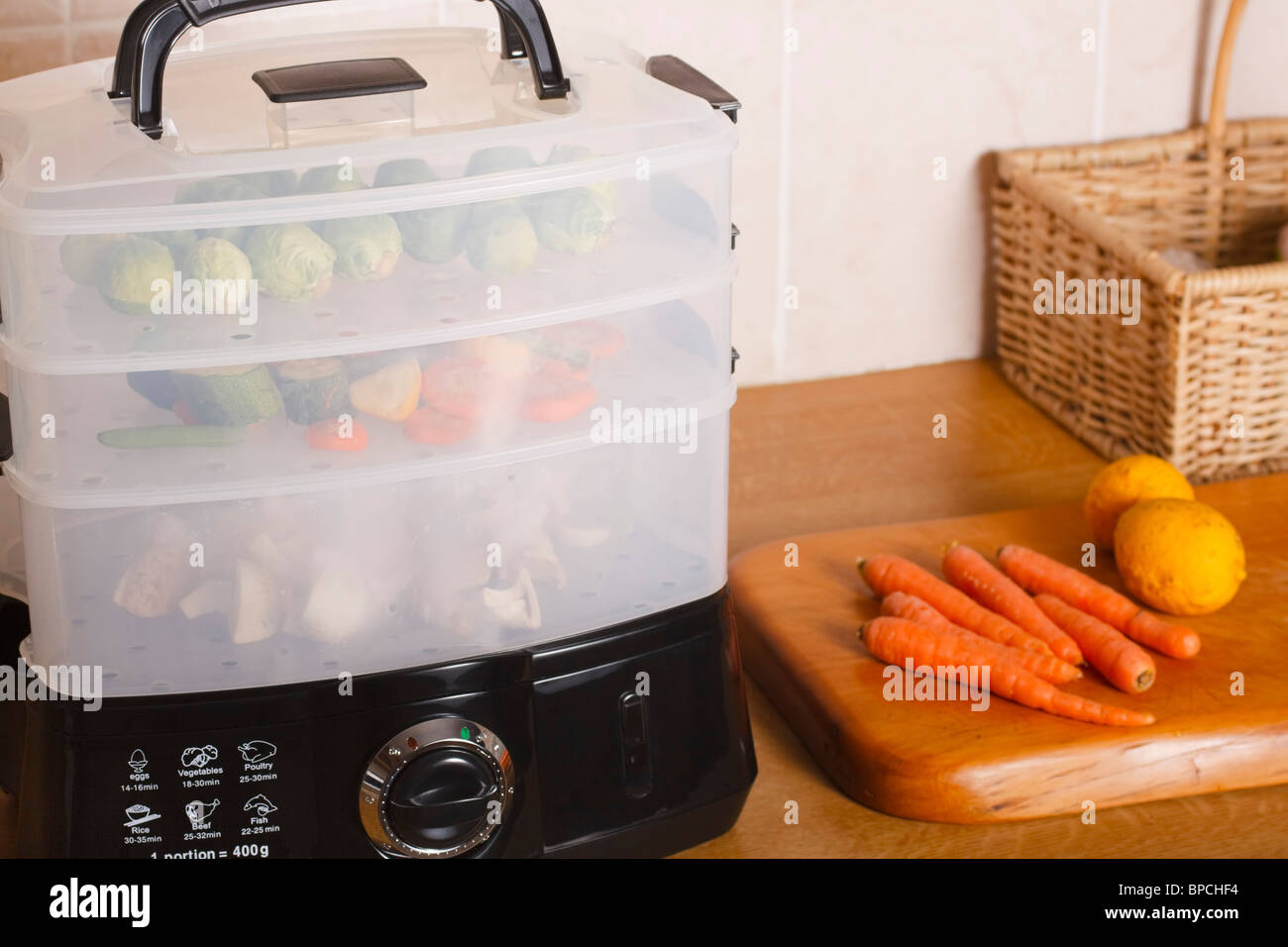 Vegetables in steamer hi-res stock photography and images - Alamy