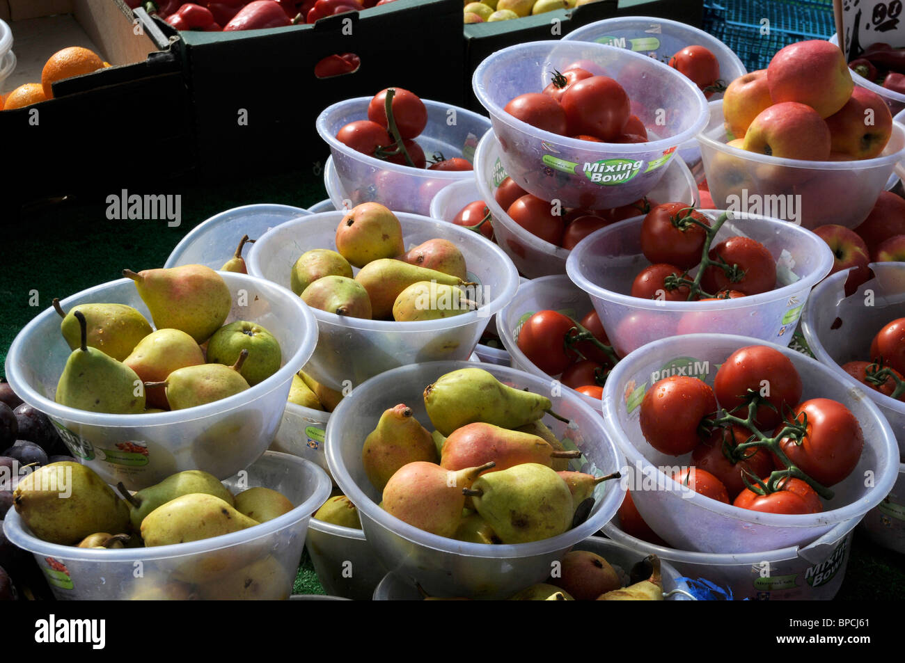LONDON FRUIT BASKETS SOLD FOR ONE POUND IN RIDLEY RD MARKET IN HACKNEY ...