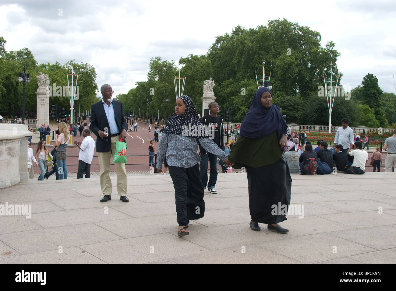 tourist queen Victoria statue Somali women man Stock Photo - Alamy