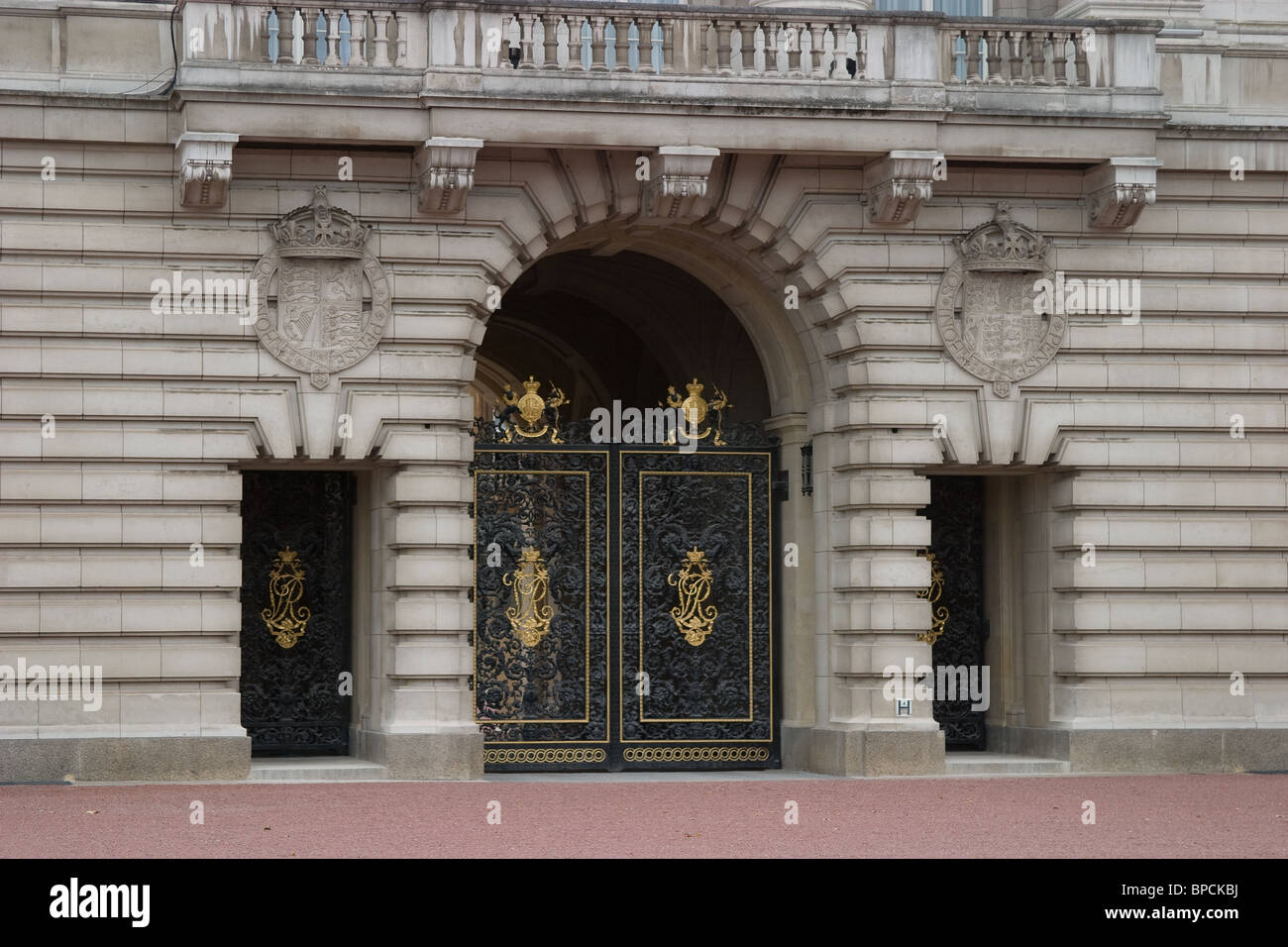 Buckingham palace facade hi-res stock photography and images - Alamy