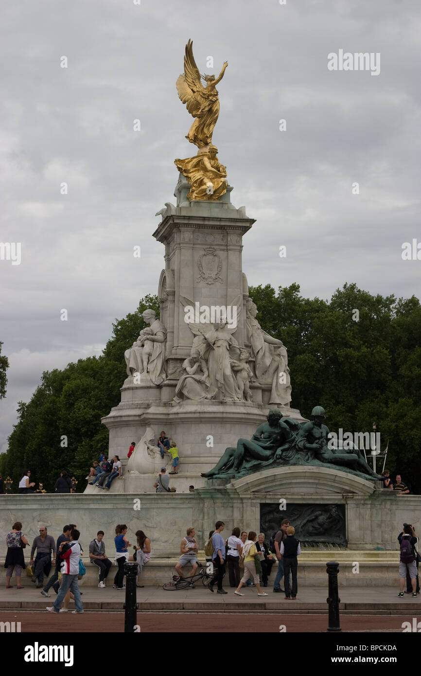 tourist queen Victoria statue trees plinth stone Stock Photo - Alamy
