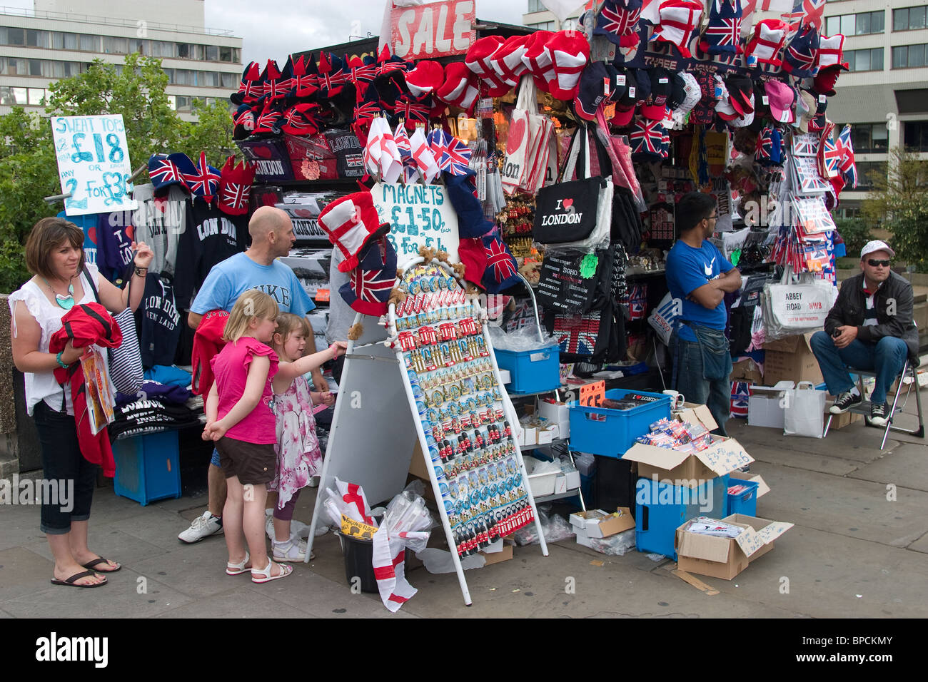 London tourist shop hi-res stock photography and images - Alamy